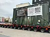 Transformator från Hitachi Energy körs i 50 meter lång transport genom ...